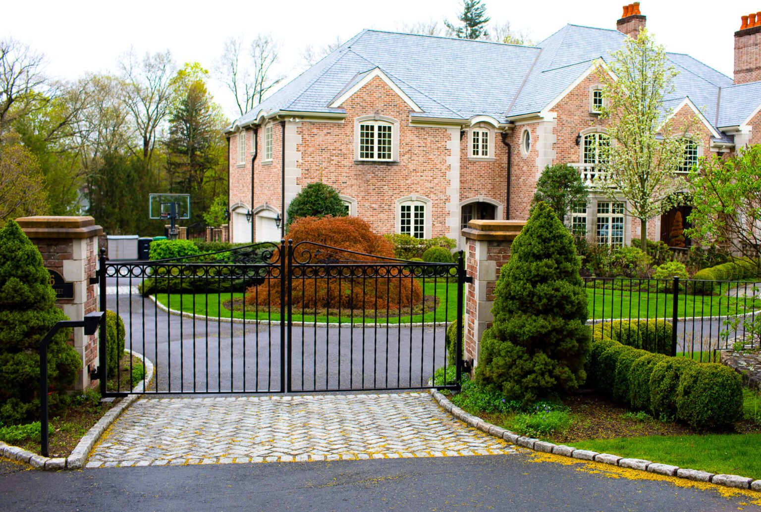 Plants for Driveway Entrances: 12 Design Ideas to Enhance Your Home ...