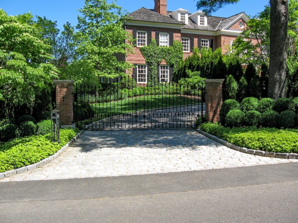 Plants for Driveway Entrances: 12 Design Ideas to Enhance Your Home ...